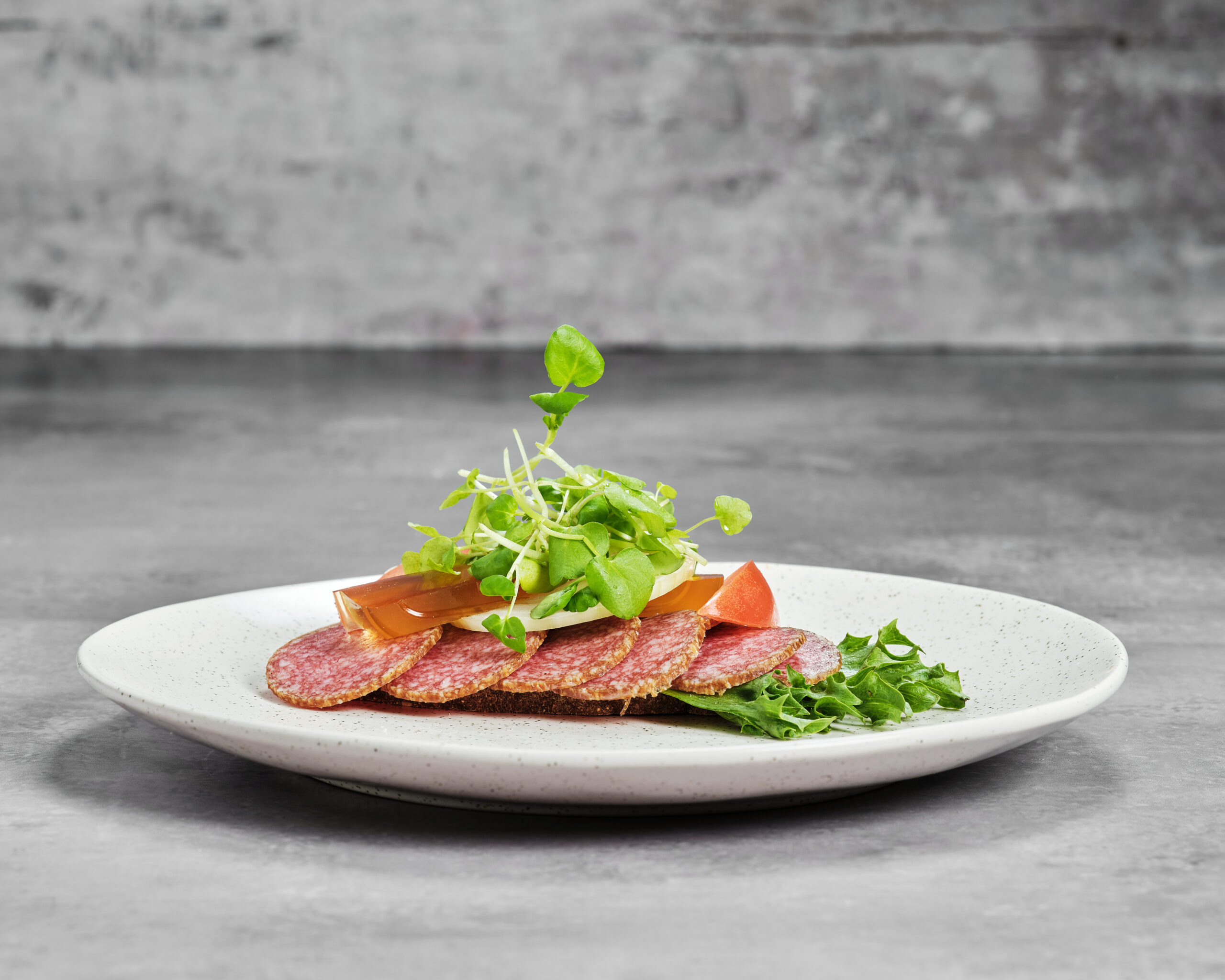 Luksus - Slagter munch spegepølse med hjemmelavet sky og rå løg ...