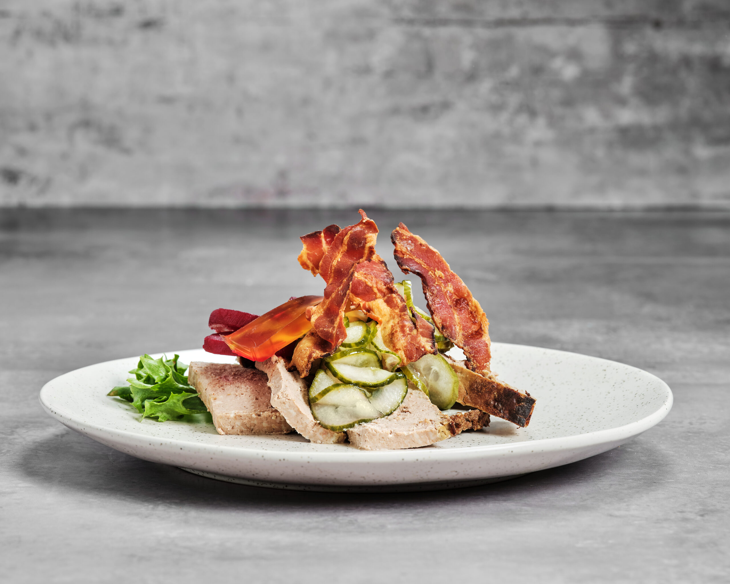 Luksus - Hjemmelavet leverpostej m. agurkesalat, sky og bacon ...